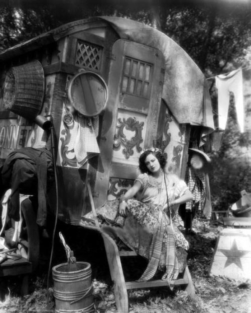 Threadbare: The Traveling Show: Vintage Book Review - The Girl In The ...